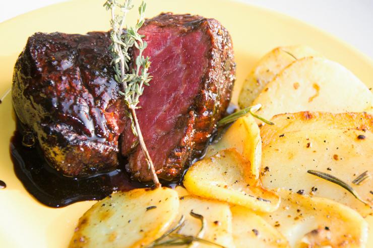 Филе говядины в бальзамической карамели с румяным картофелем