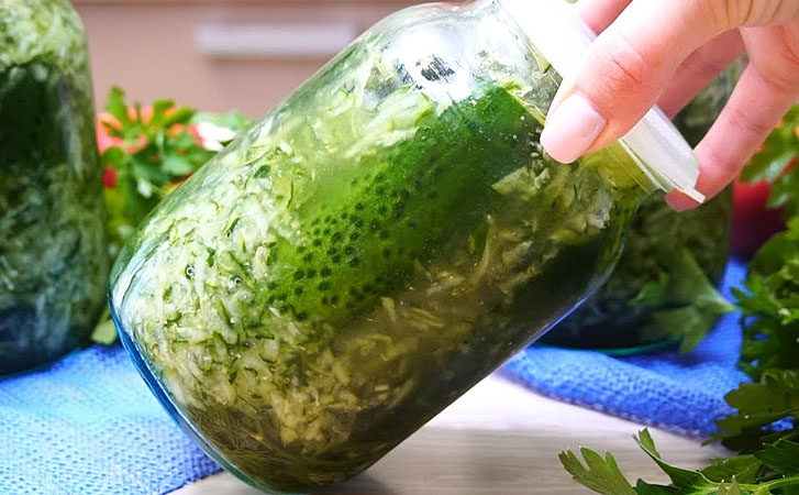 Закрываем на зиму огурцы в собственном соку. Измельченные идут на ...