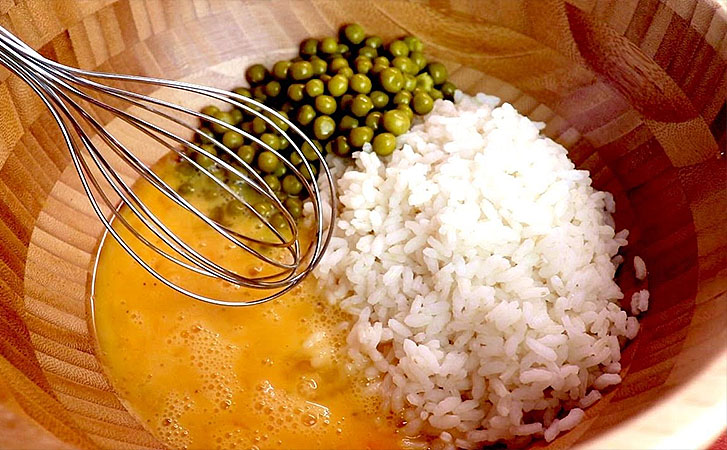 Рис, зеленый горошек и яйца. Смешиваем и за 20 минут получаем шикарный ...