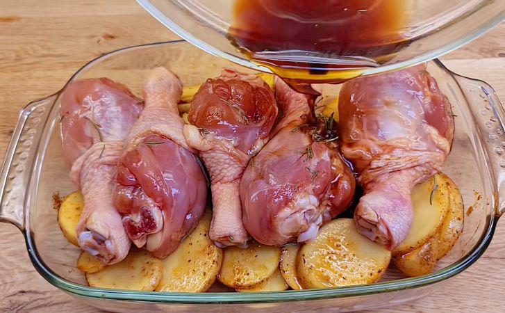 Курицу и картошку готовим одновременно. Просто кладем слоями и в ...