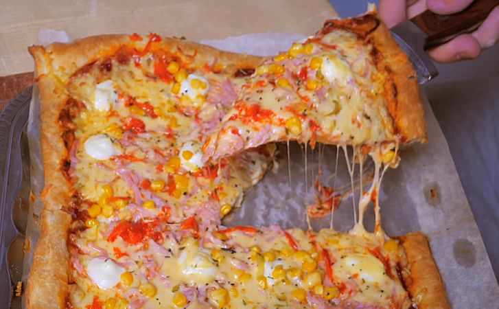 Берем все остатки, что нашли в холодильнике и пускаем на тертую пиццу ...