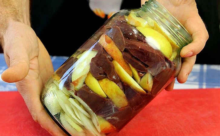 Вместо жарки на сковороде кладем печень в банку и ставим в духовку ...