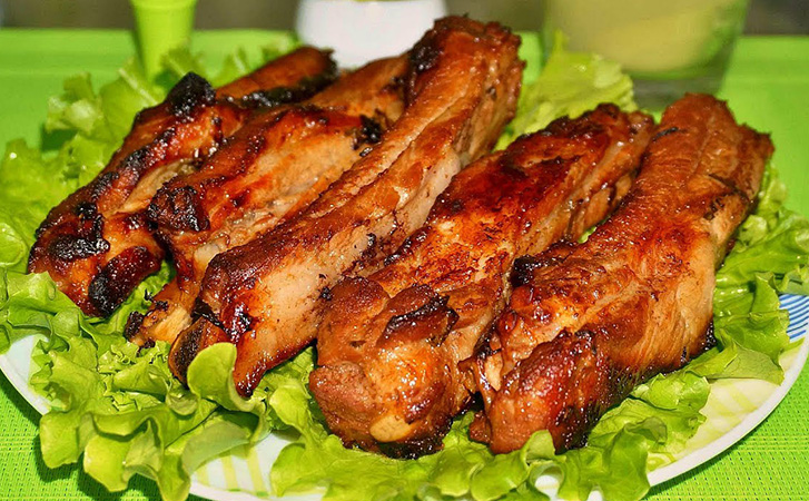 Смешиваем ребрышки с капустой и запекаем в духовке. Будет сочно, даже ...