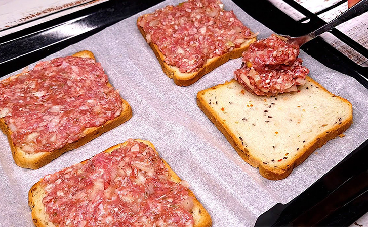 Выложили фарш на хлеб и запекаем. Через 20 минут на столе ленивый ...