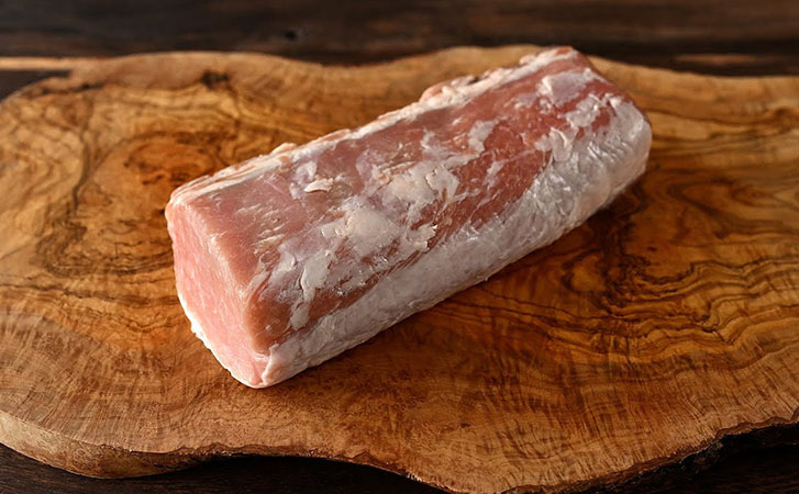 Тушим свинину целым куском на сковороде не включая духовки. Соком ...