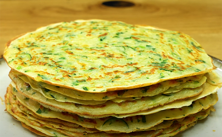 Берем кабачок и превращаем в блины. Можно есть в любое время дня и даже ...