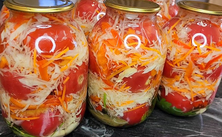 Невероятные помидоры сразу с капустой на зиму. Просто залили кипятком и ...