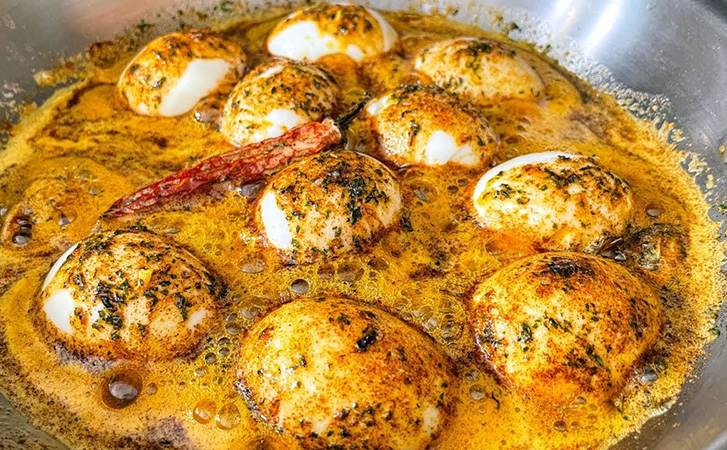 Жарим уже сваренные яйца. За 10 минут у нас на столе завтрак как в ...