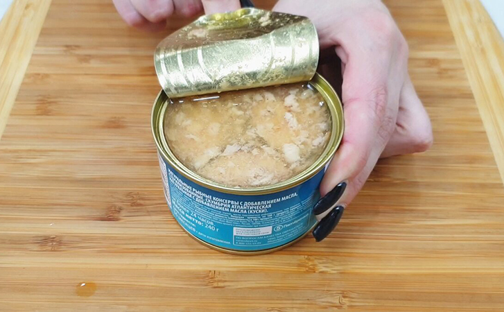 Берем банку консервов и превращаем в потрясающий рыбный пирог. Простой ...