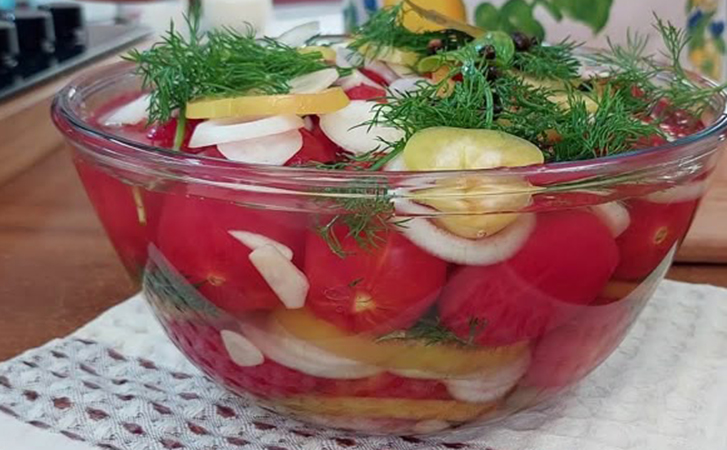 Экспресс-маринад для помидоров. Готовятся ровно сутки, а из миски ...