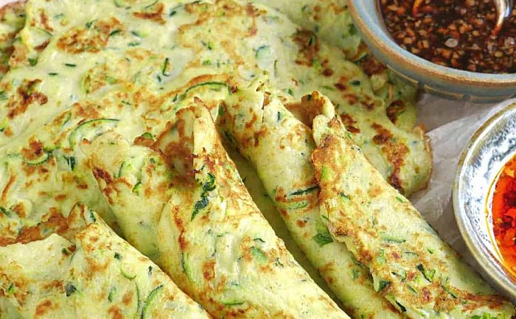 Добавляем кабачки в тесто для блинов. Можно есть в любое время дня ...